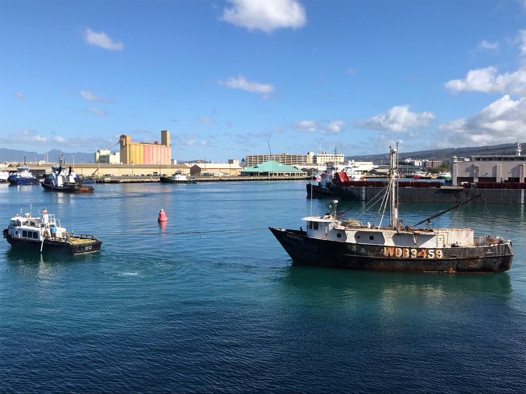 HDOT successfully removes derelict vessels from Honolulu Harbor | Harbors